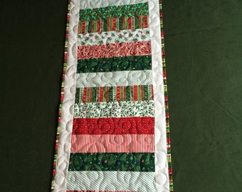 Items similar to Christmas bargello table runner - infinity pattern on Etsy