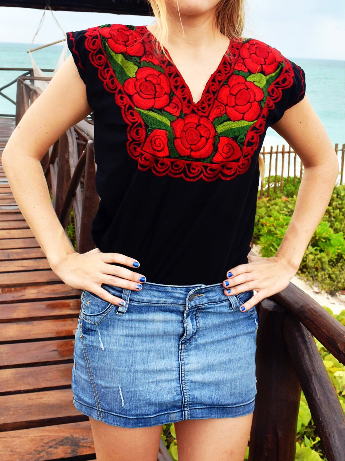 Blusa Mexicana Color Negro Flores Bordada a Mano / por FlorDeKahlo
