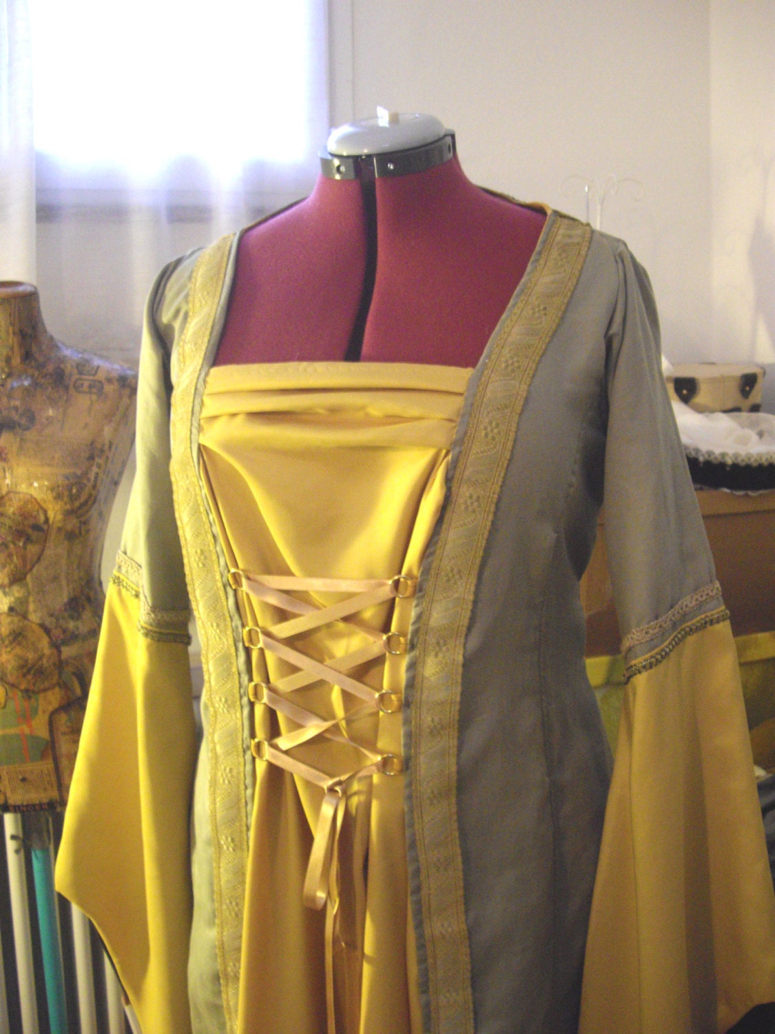 MADE TO ORDER Medieval garb Woman Dress Renaissance robe