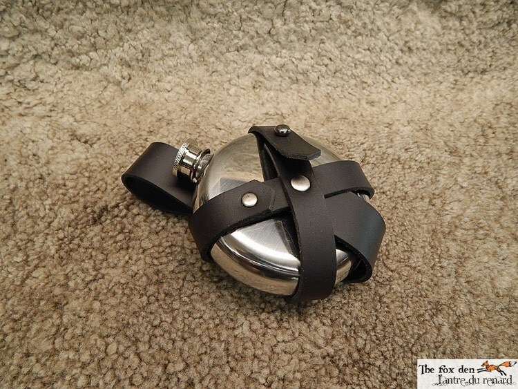 Potion flask to put on a belt metal flask with by lantredurenard