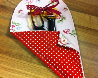 Items similar to Pretty Red or White Floral Valentine's Wreath, Country ...