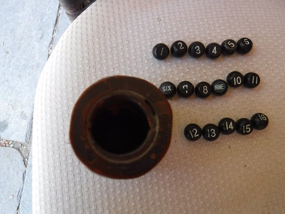 Vintage Kelly Pool Billiard Pea Pill Game Leather Shaker