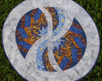 Round table quilt | Etsy