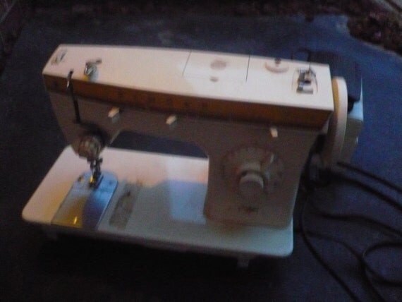 Vintage Singer Fashion mate 360 Sewing Machine and Foot Pedal