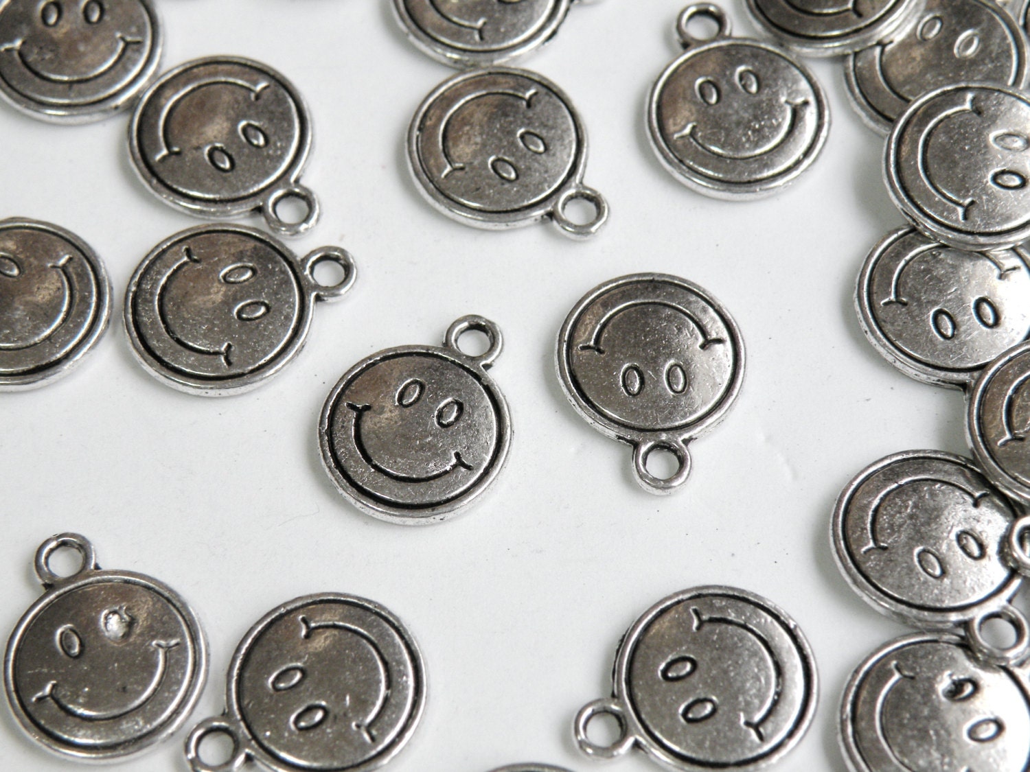 10 Smiley Face Emoji charms round antique silver 15x12mm