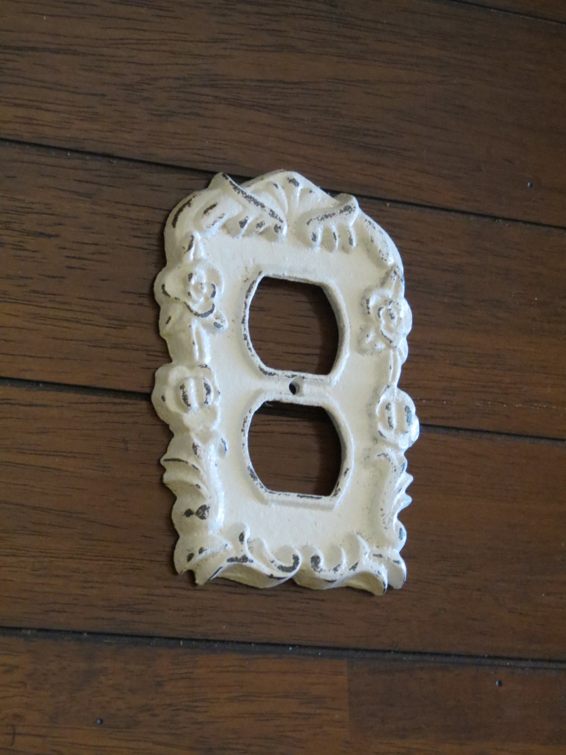 Antique White Decorative Electrical Outlet Plate / Plug-in