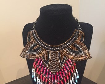 Artículos similares a Collar babero multicolor - Wood beaded multicolor ...