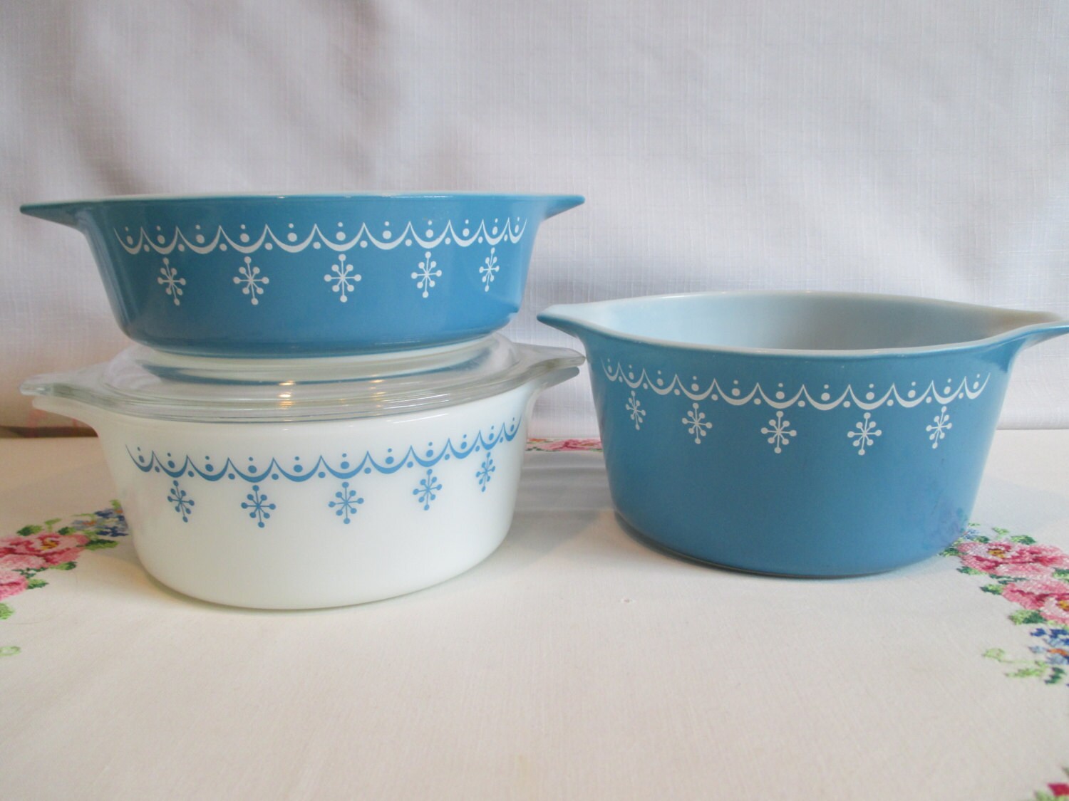 Pyrex Snowflake Blue Garland 471 472 473 with one lid