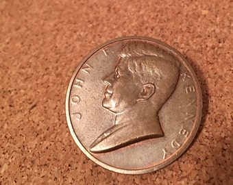 Items similar to 1963 John F Kennedy TRIBUTE Coin in GOLD on Etsy