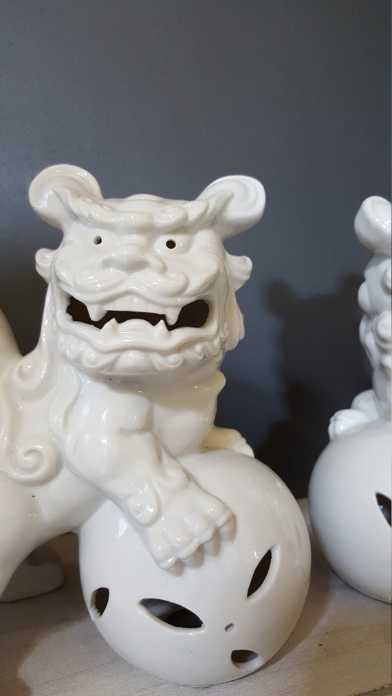 Pair White Foo Dogs Fu Dog / Fu lion Porcelain Guardian