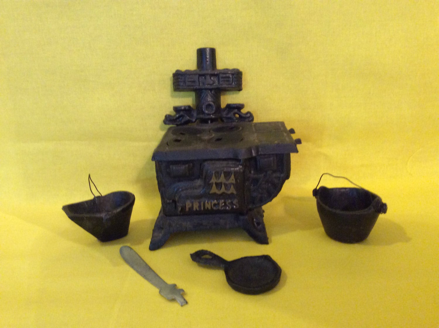 Vintage, Miniature Coal, or wood burning stove for dollhouse, cast iron ...