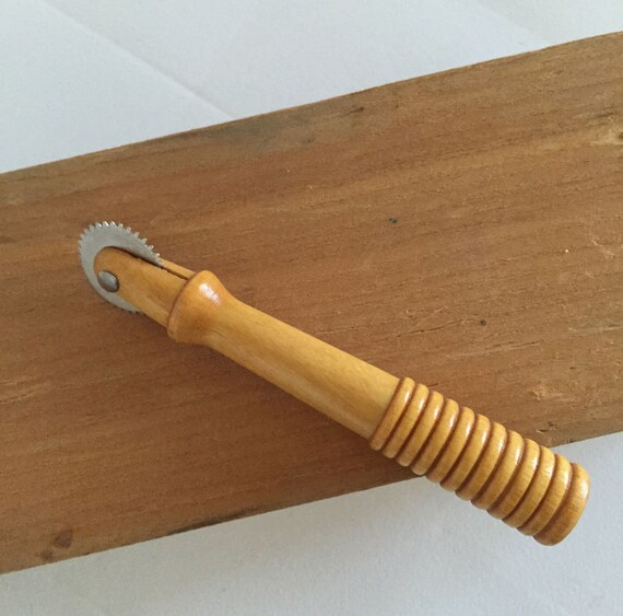 vintage-tracing-wheel-for-sewing-wood-handle-metal-wheel