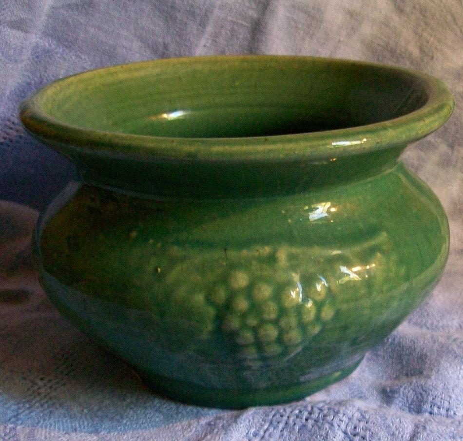 McCoy Pottery Green Grape Cuspidor Planter Vase 1926 Stoneware