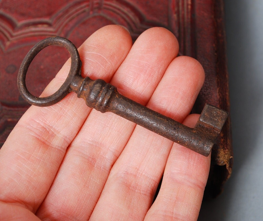 Antique metal skeleton key, old, small size, home decor original rustic ...