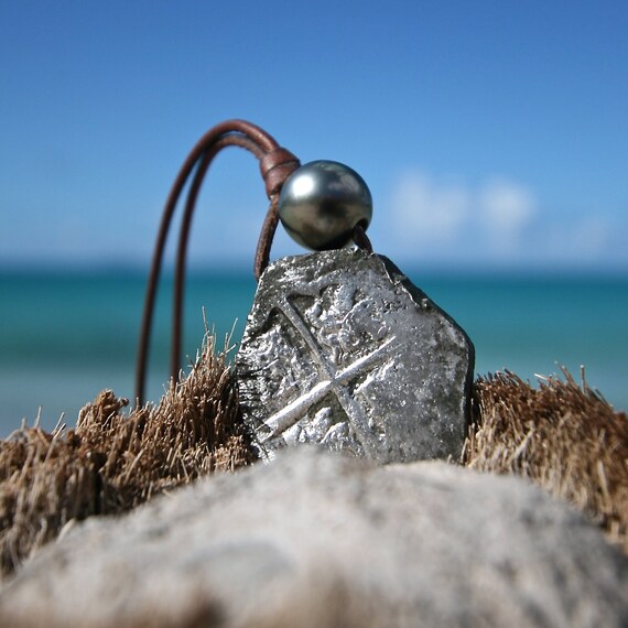 Genuine pirates 1650's silver coin with round Tahitian
