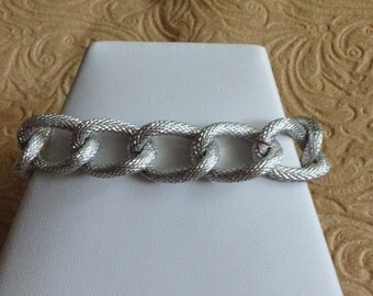 Items similar to American skulls chainlink bracelet on Etsy
