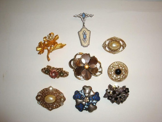 Vintage costume jewelry lot of brooches. 9 all in very good