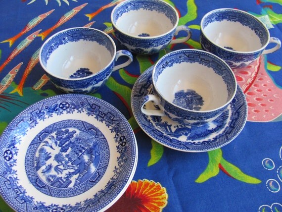 Vintage Blue Willow Tea Cups and Saucers
