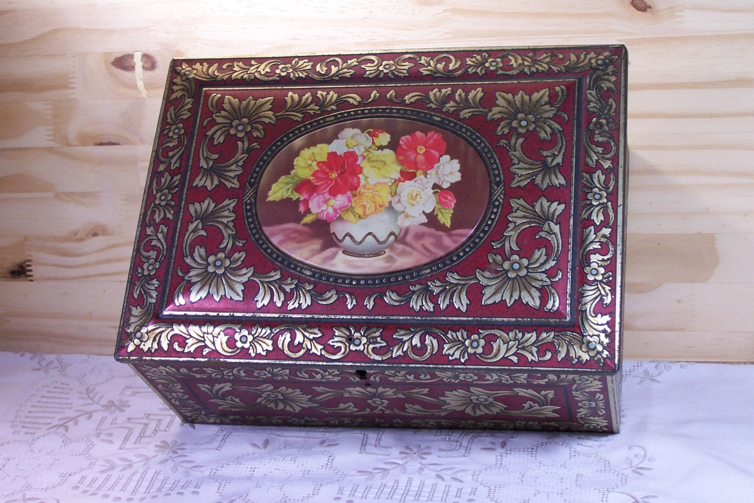 Tin box decorated gold and red on 4 feet in relief with mirror inside ...