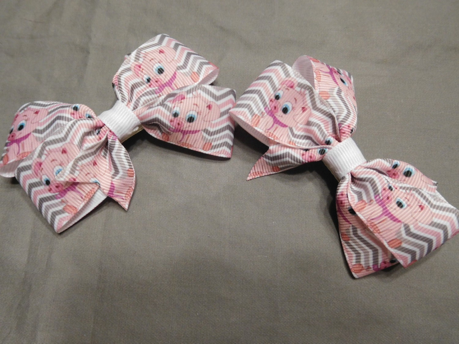 Pink Pig Pinwheel Bow Pair by Lemondropmemories on Etsy