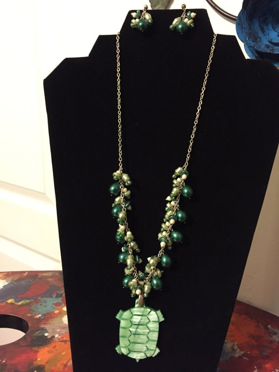 Green Cluster Pearl Turtle Necklace