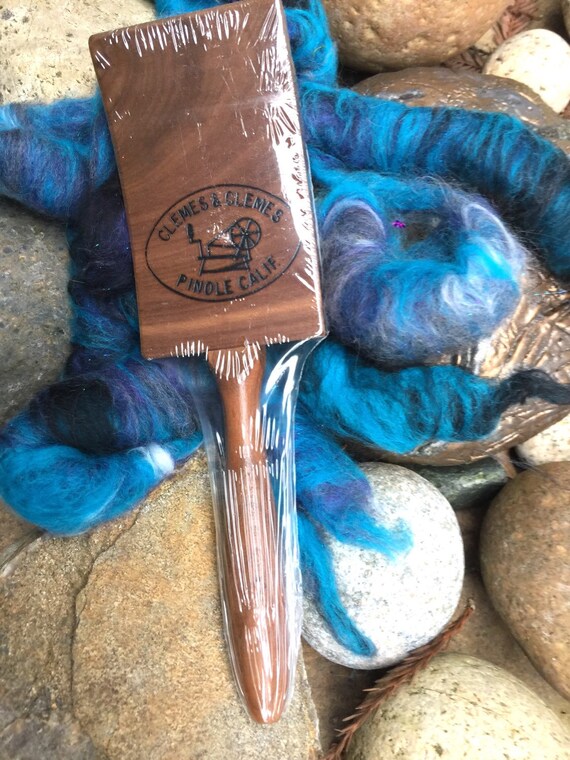 Flicker Clemes and Clemes flick wool carder: by saorisantacruz