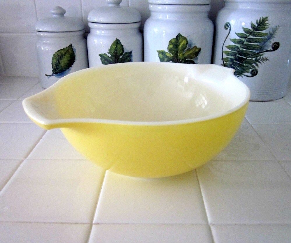 Vintage Pyrex 2 1/2 Qt. Yellow Cinderella Nesting Mixing Bowl