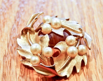 Trifari pearl brooch | Etsy