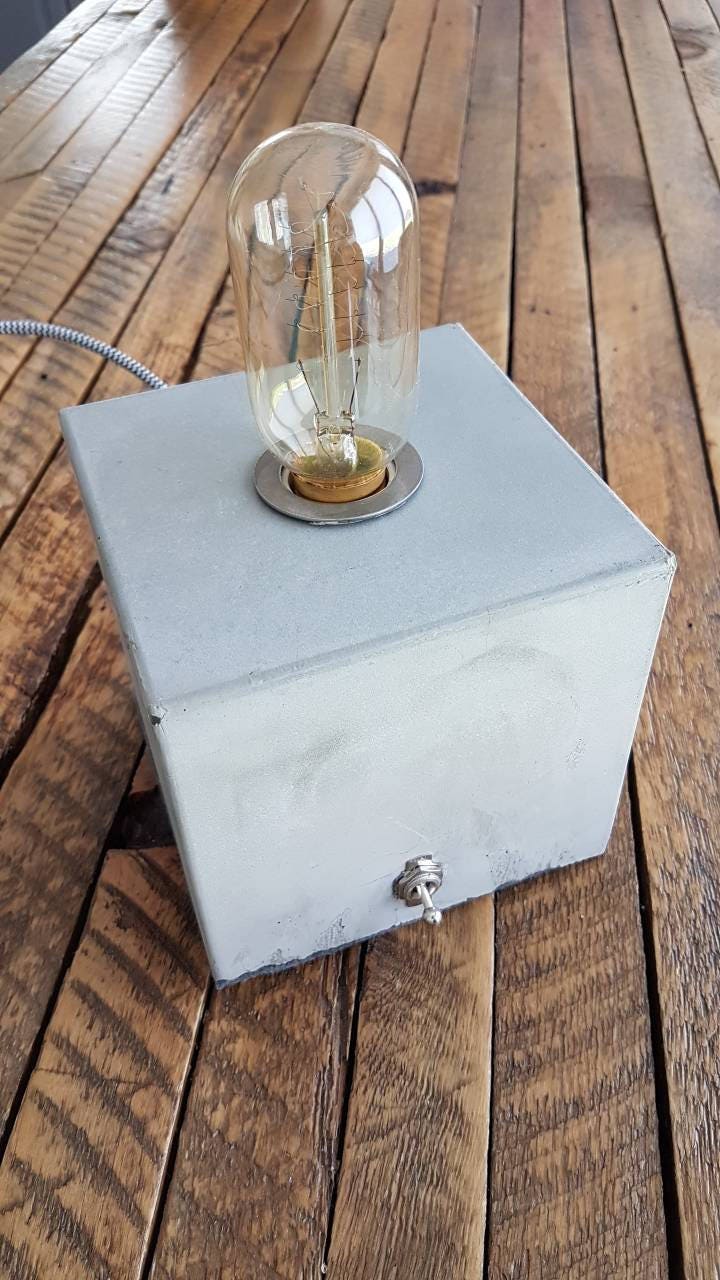 Concrete lamp with Edison bulb
