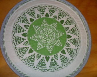 Round table quilt | Etsy