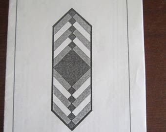 Twisted Log Cabin Poinsettia Table Runner Pattern Table