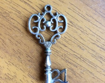 Items similar to Green enamel lizard on goldtone key pendant with ...