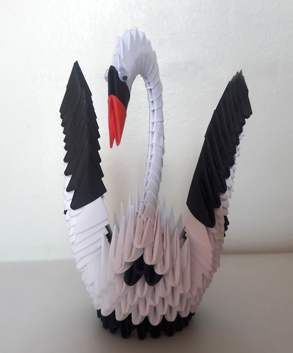 Cygne en origami 3D avec les ailes ouvertes