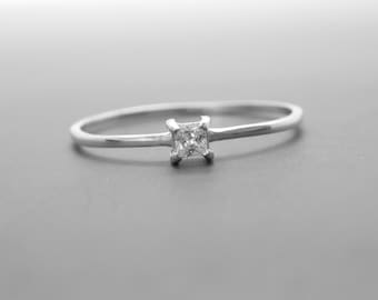 Disc chain ring // Delicate everyday ring // Stacking chain