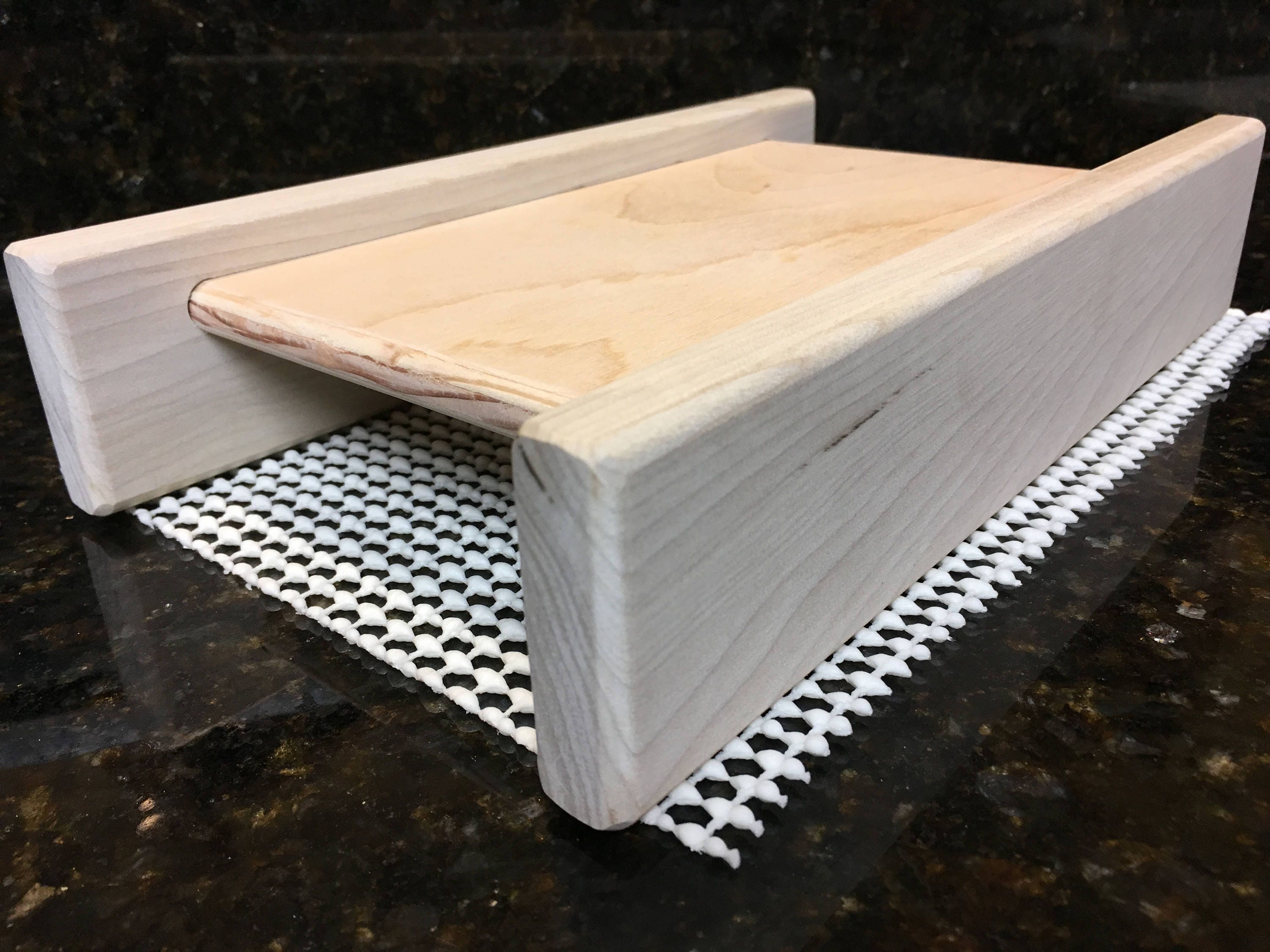 Basic One Thickness Horizontal Bread Slicing Guide. Includes Anti slip Mat